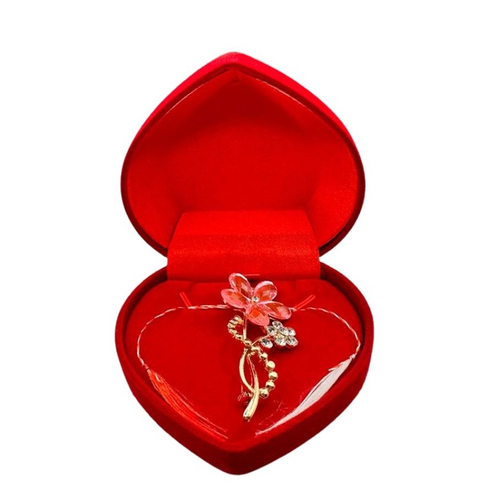 Martisor brosa in cutie rosie de catifea tip inima 8 x 8 cm model ...