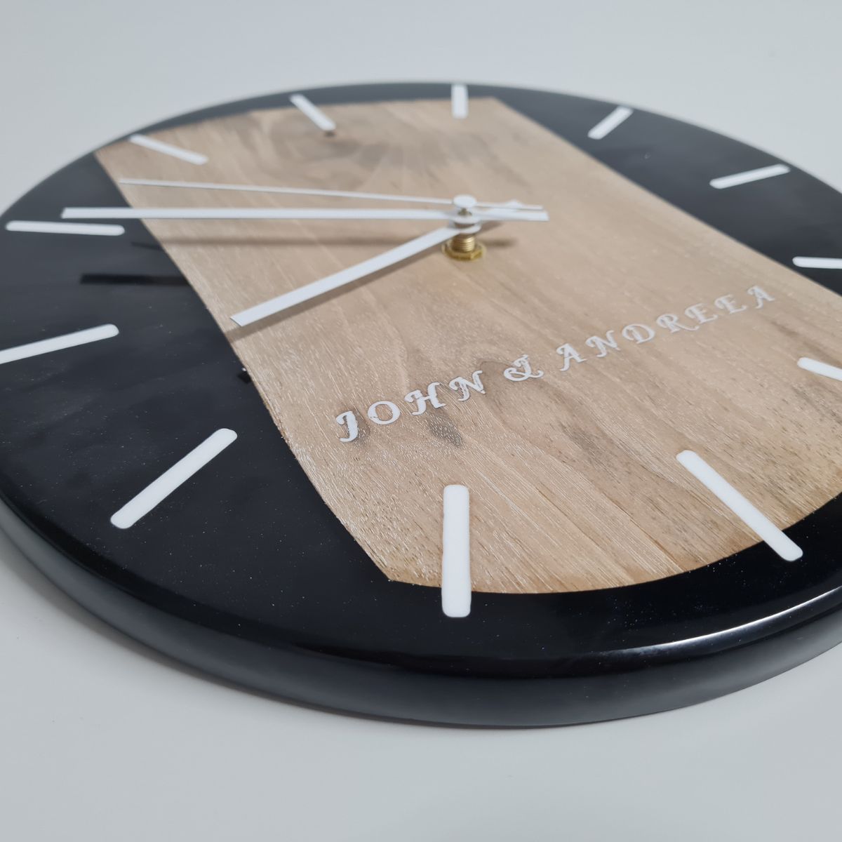 Ceas Perete Handmade Personalizabil din Rasina Epoxidica si Lemn de Nuc ...