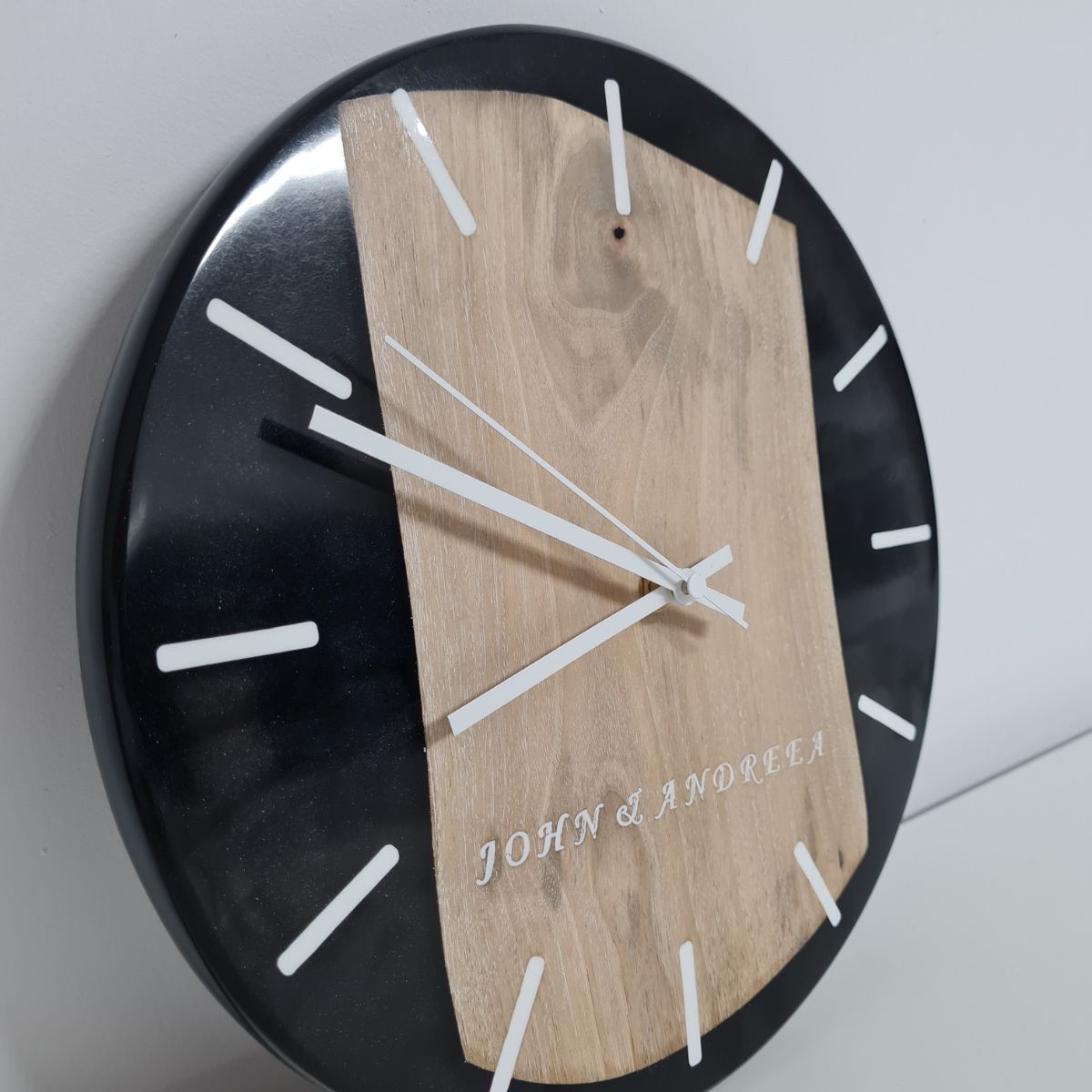Ceas Perete Handmade Personalizabil din Rasina Epoxidica si Lemn de Nuc ...