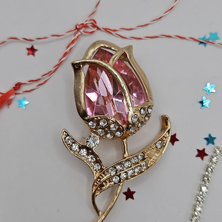 Martisor brosa din metal in cutie rosie 9 x 5 cm cu fereastra de sticla ...