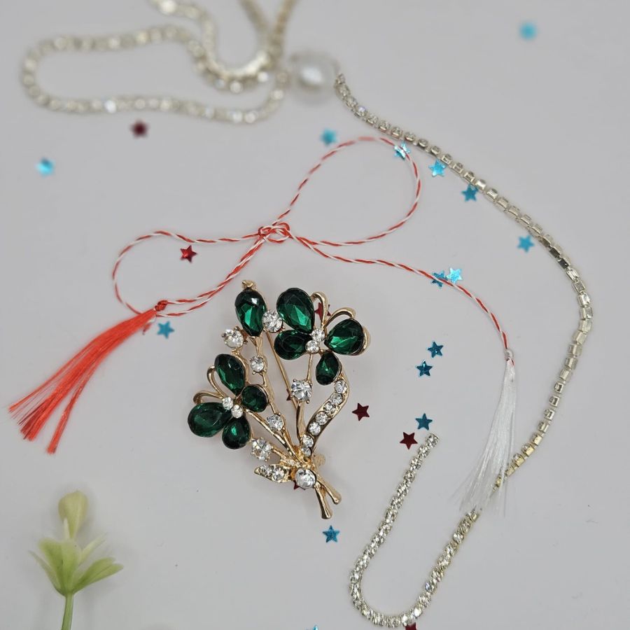 Martisor brosa din metal in cutie rosie 9 x 5 cm cu fereastra de sticla ...