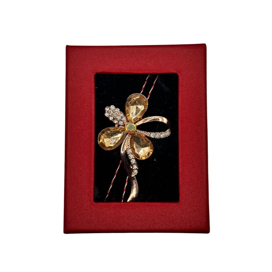 Martisor brosa din metal in cutie rosie 9 x 5 cm cu fereastra de sticla ...