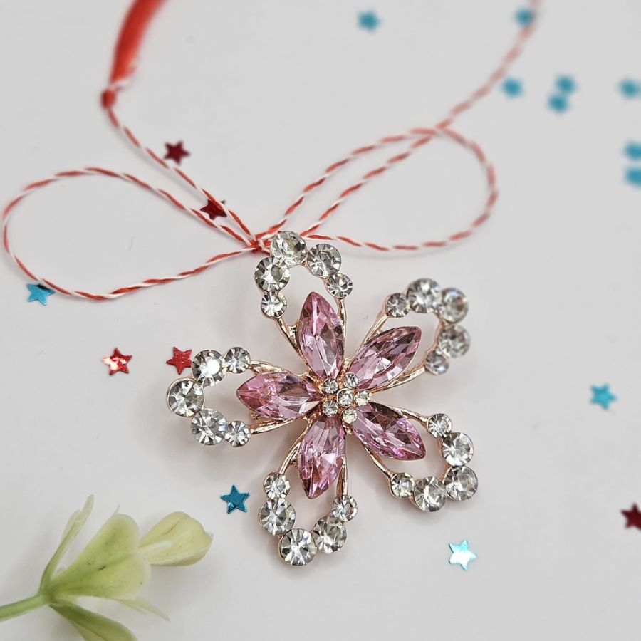 Martisor brosa din metal in cutie rosie 9 x 5 cm cu fereastra de sticla ...