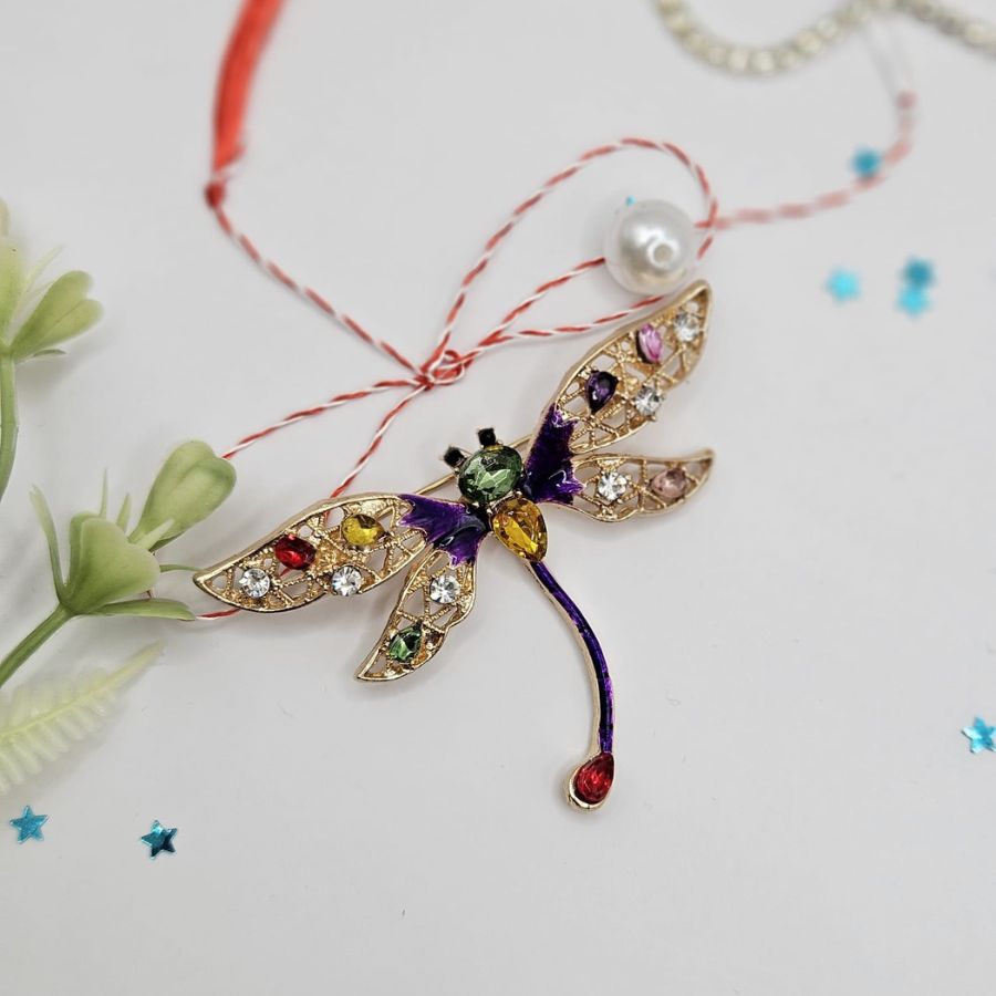 Martisor brosa din metal in cutie rosie 9 x 5 cm cu fereastra de sticla ...