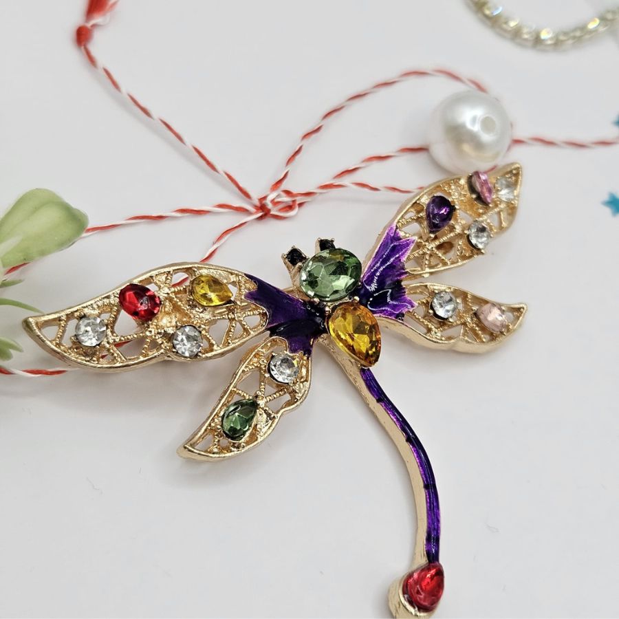 Martisor brosa din metal in cutie rosie 9 x 5 cm cu fereastra de sticla ...