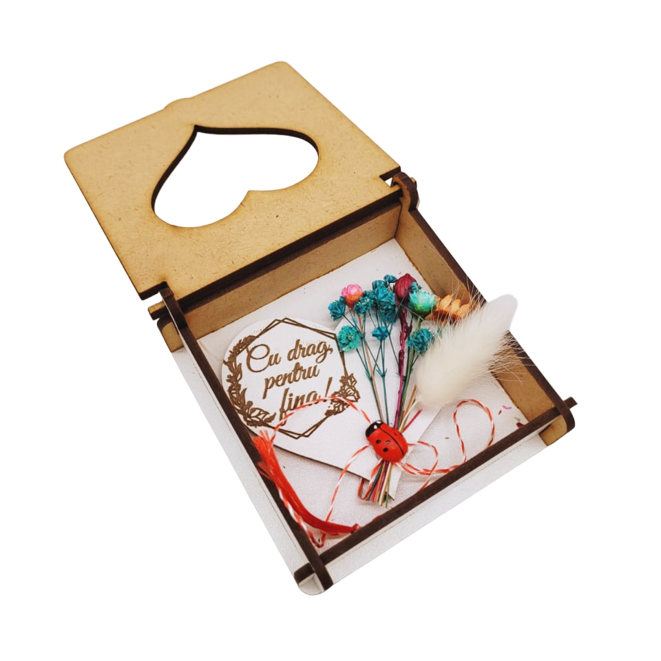 Martisor pentru fina - inima cu flori naturale uscate, lemn gravat ...
