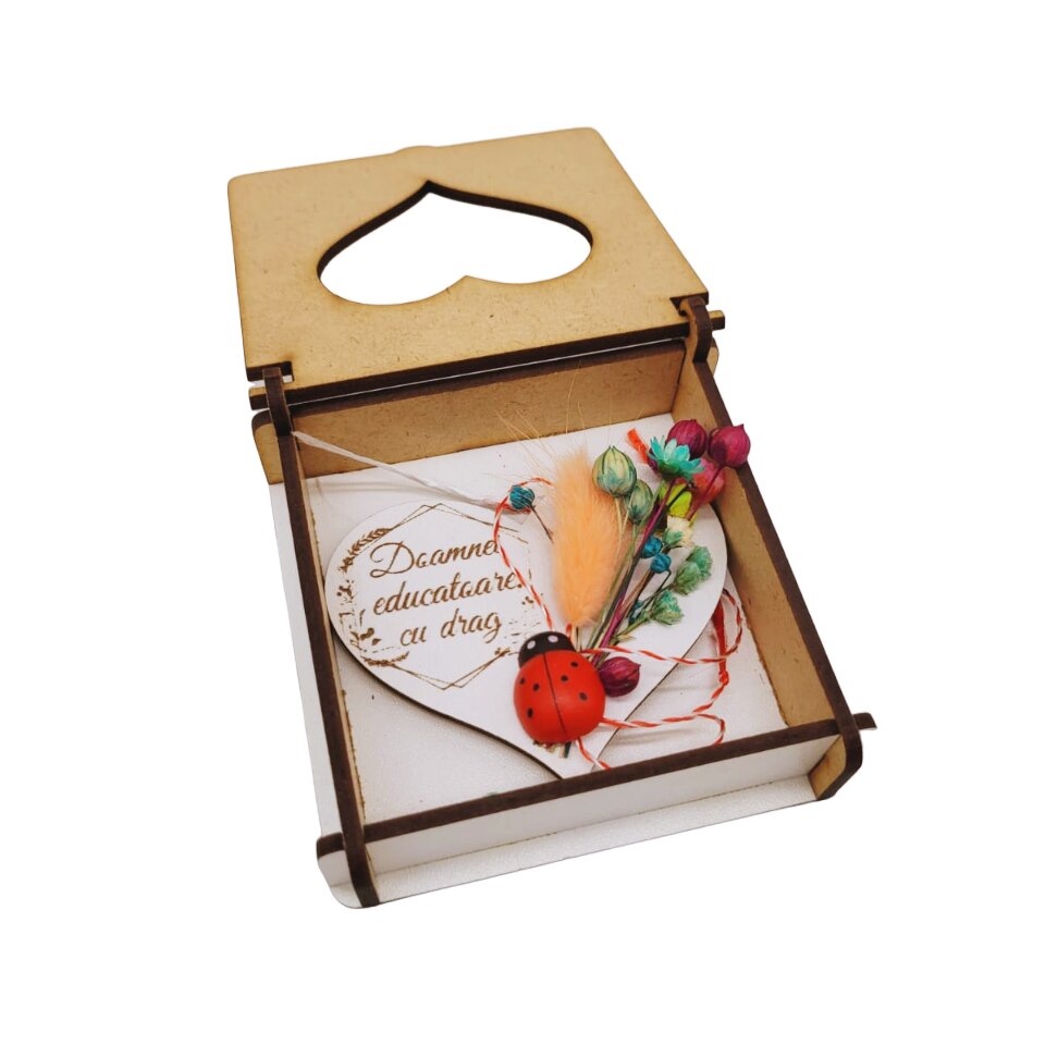Martisor pentru educatoare - inima cu flori naturale uscate, lemn ...