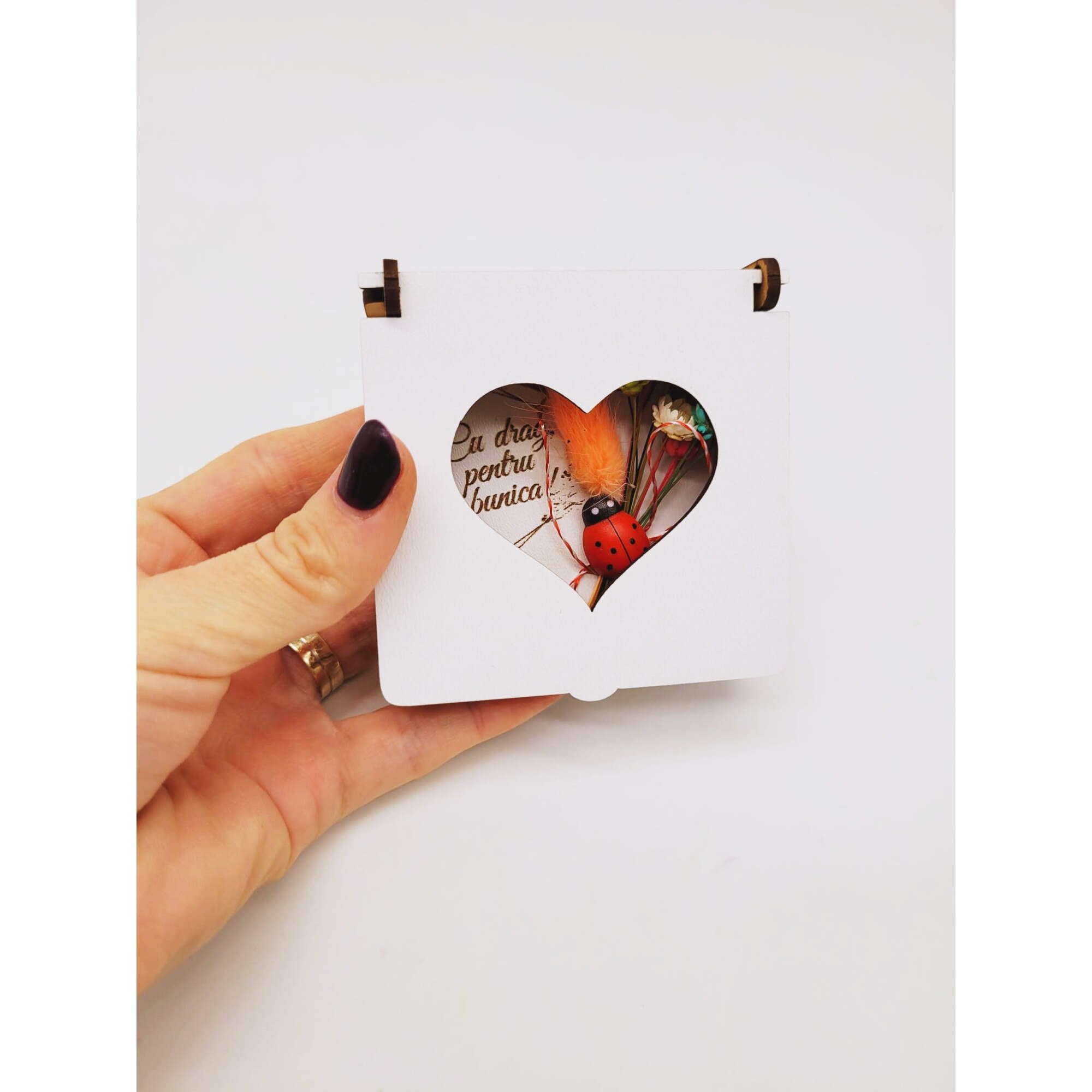 Martisor pentru bunica - inima cu flori naturale uscate, lemn gravat ...