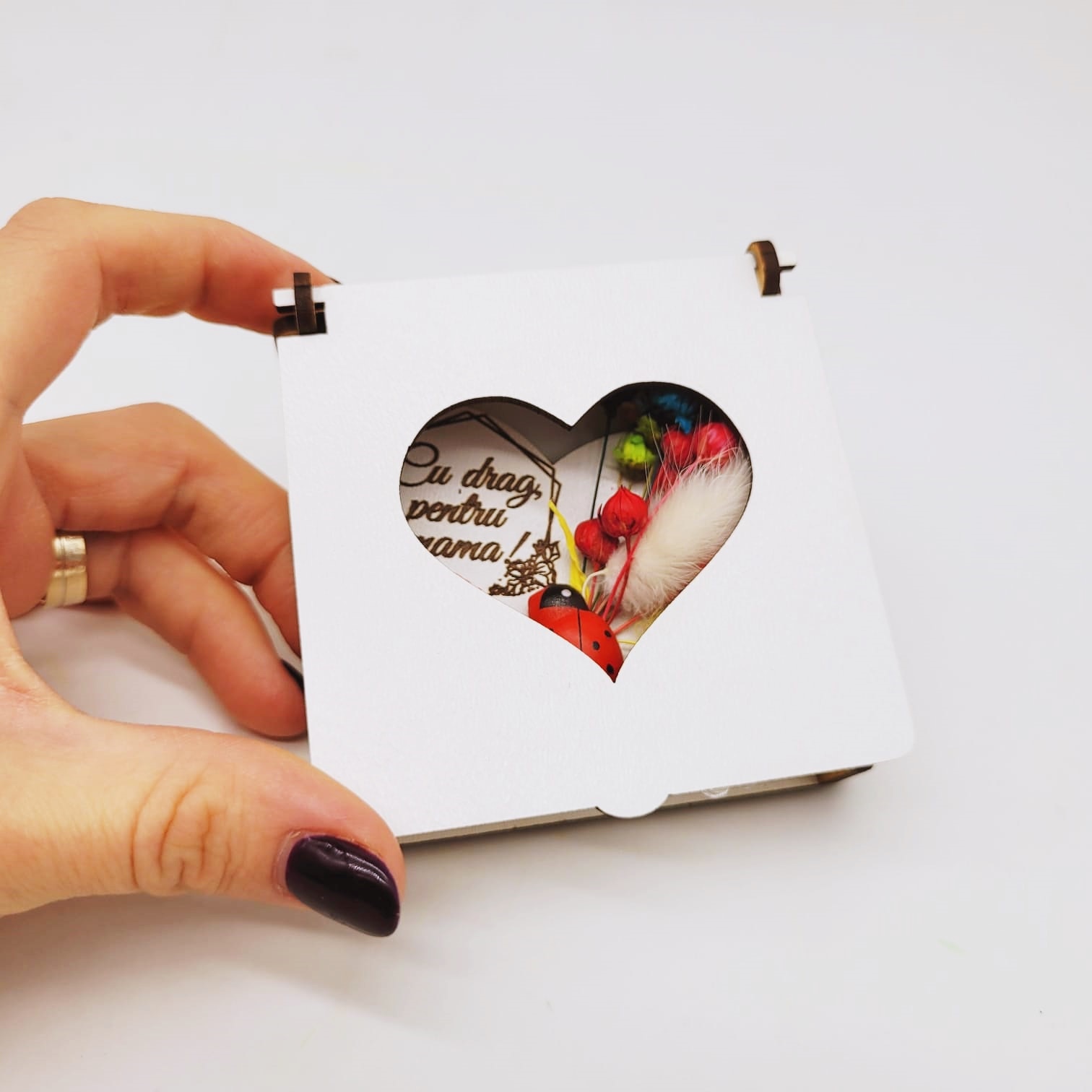 Martisor pentru mama - inima cu flori naturale uscate, lemn gravat ...