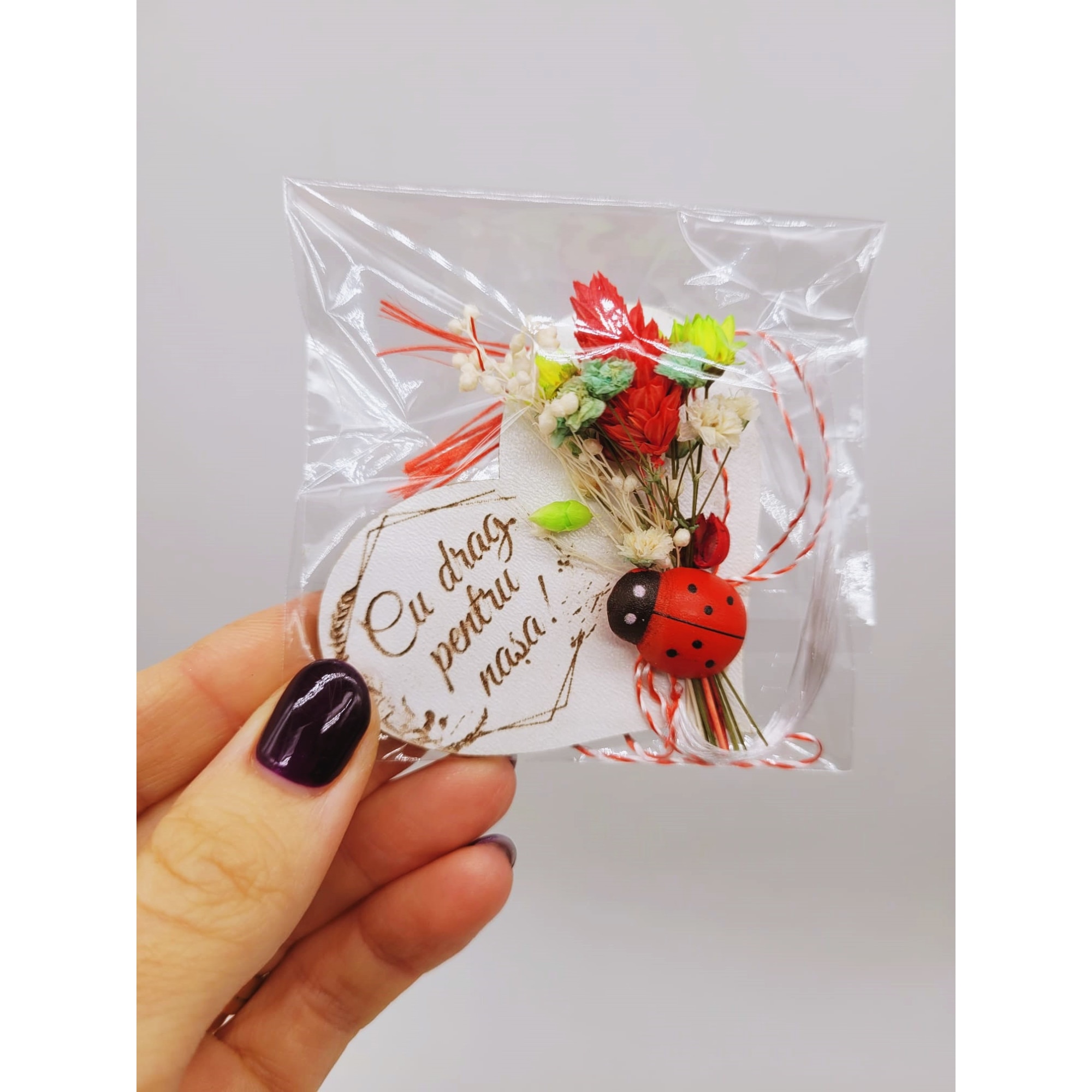 Martisor pentru nasa - inima cu flori naturale uscate, lemn gravat ...