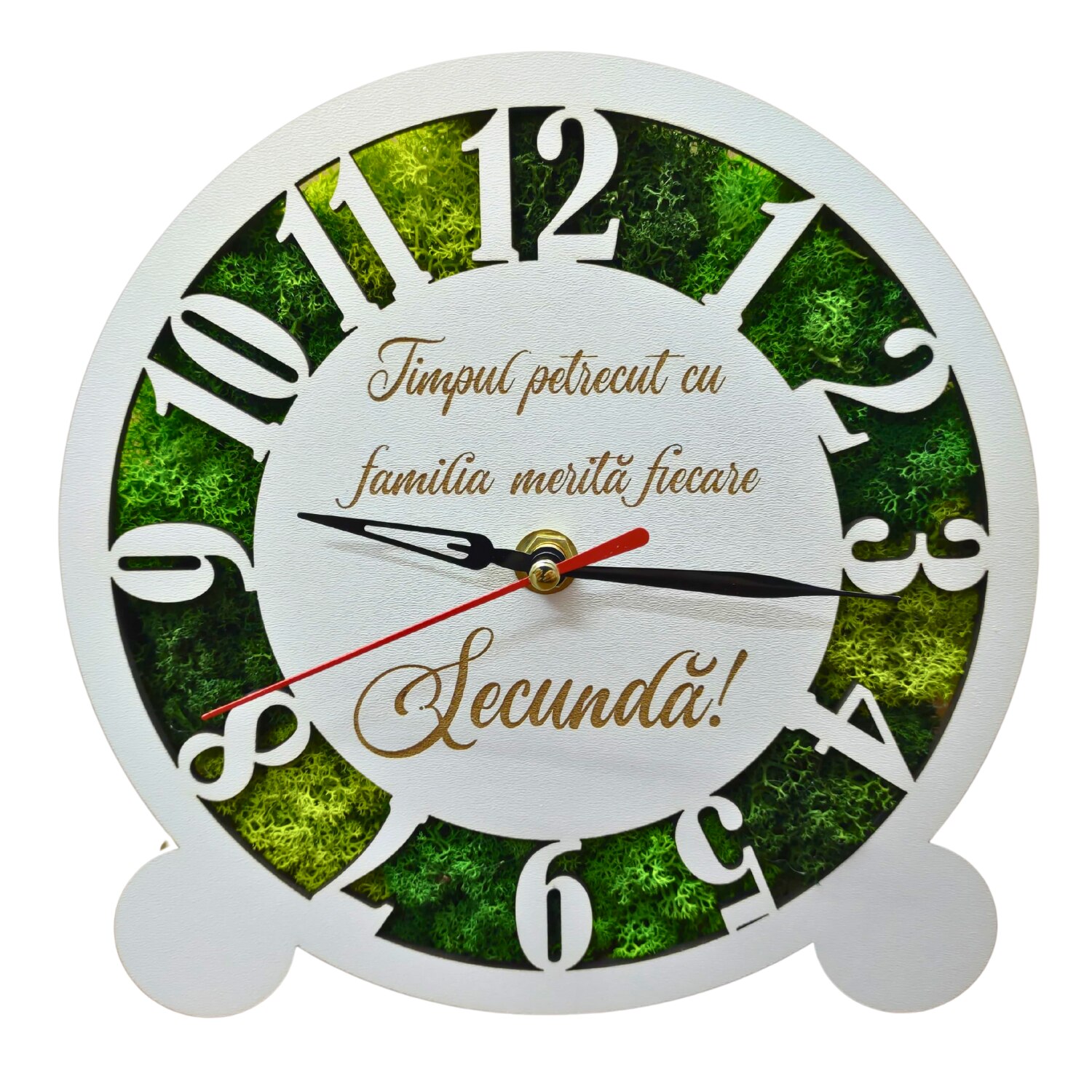 Ceas din lemn alb decorat cu licheni stabilizati verzi, cifre arabe ...
