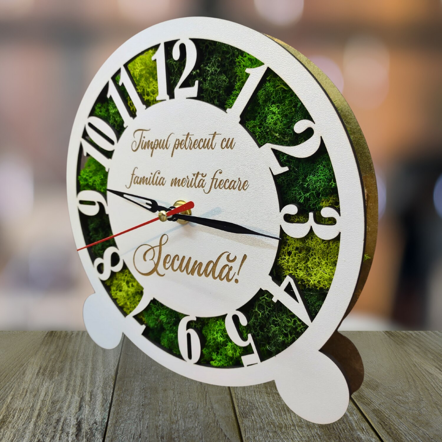 Ceas din lemn alb decorat cu licheni stabilizati verzi, cifre arabe ...