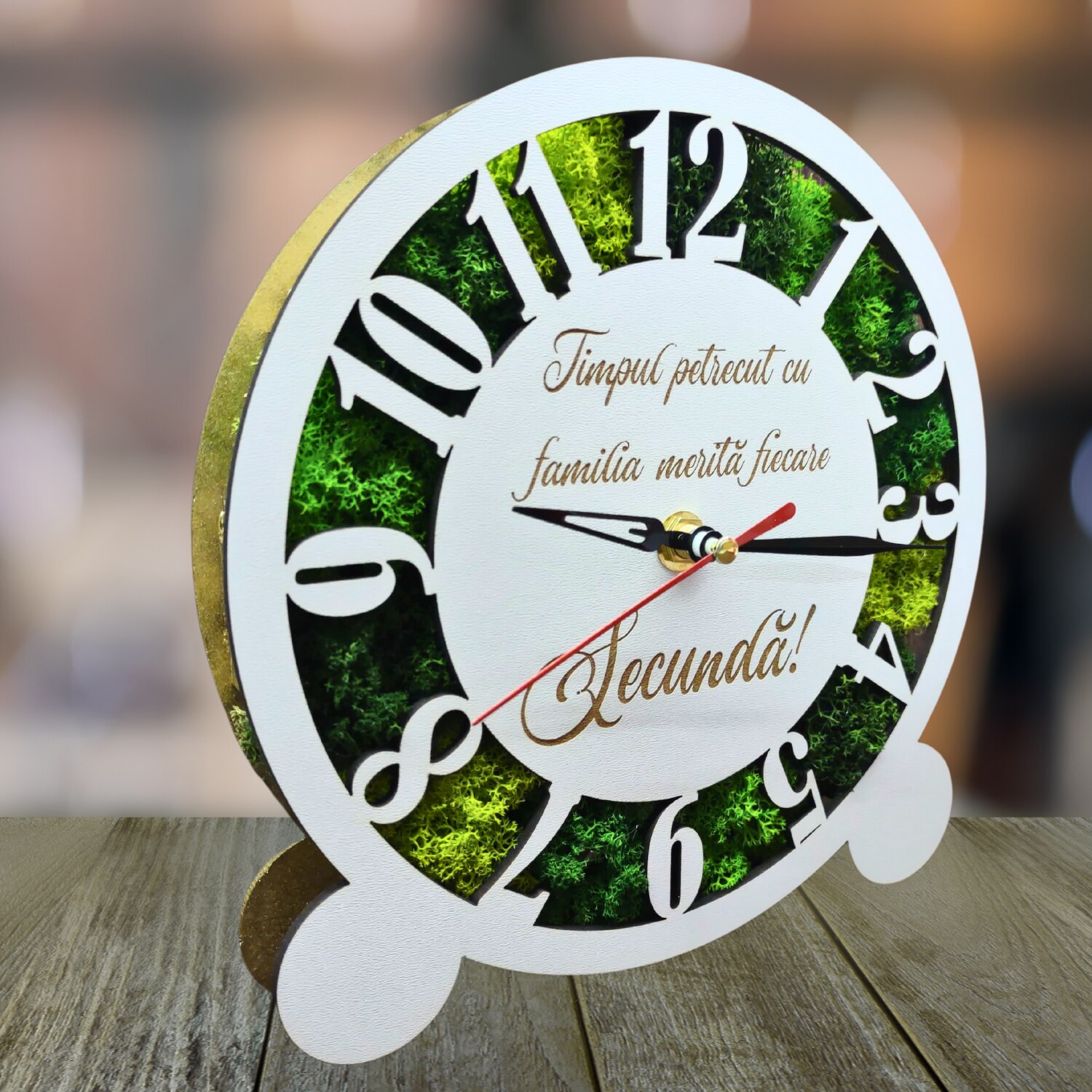 Ceas din lemn alb decorat cu licheni stabilizati verzi, cifre arabe ...