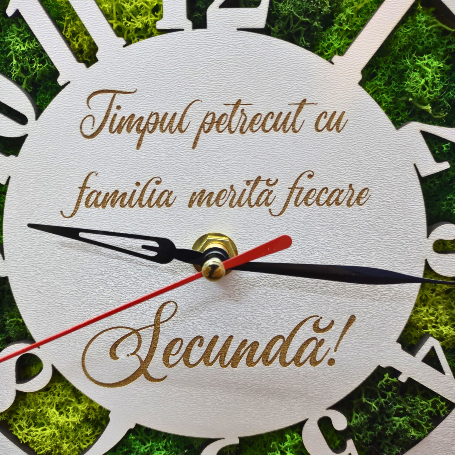 Ceas din lemn alb decorat cu licheni stabilizati verzi, cifre arabe ...