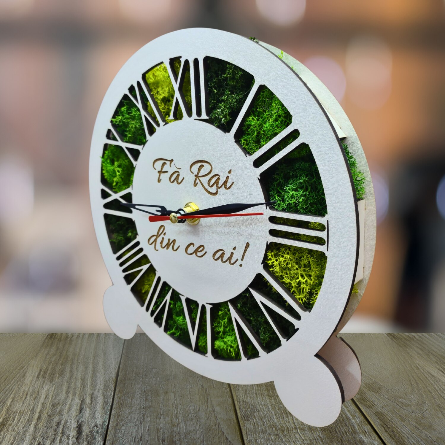 Ceas din lemn alb decorat cu licheni stabilizati verzi, cifre romane ...