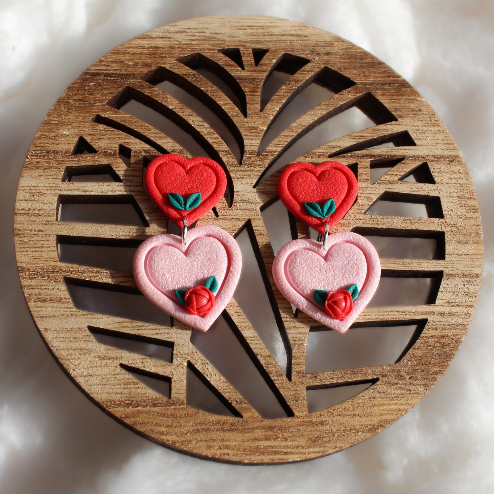 Cercei Handmade 'Crinis - Inimi cu bujor', Lut Polimeric, Roz, Pin de ...