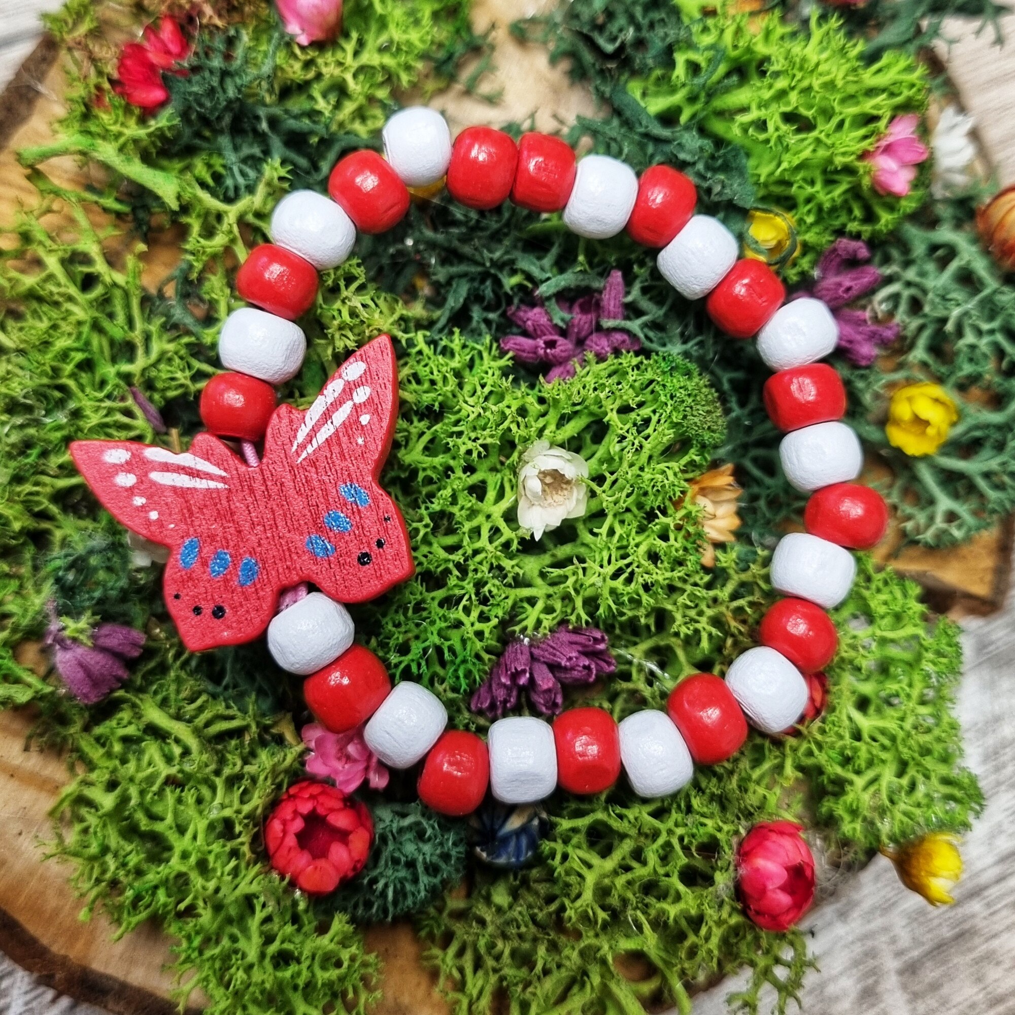 Bratara copii elastica, cu charm fluturas rosu si margelute din lemn ...