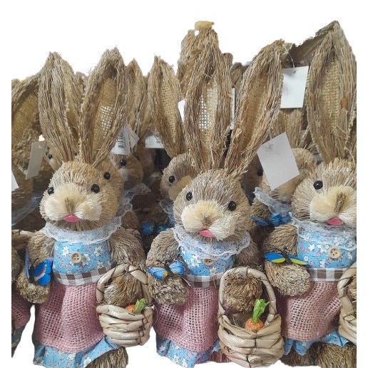 Iepuras de Paste decorativ, Paie, cu un fluture pe mana, 35 cm ...