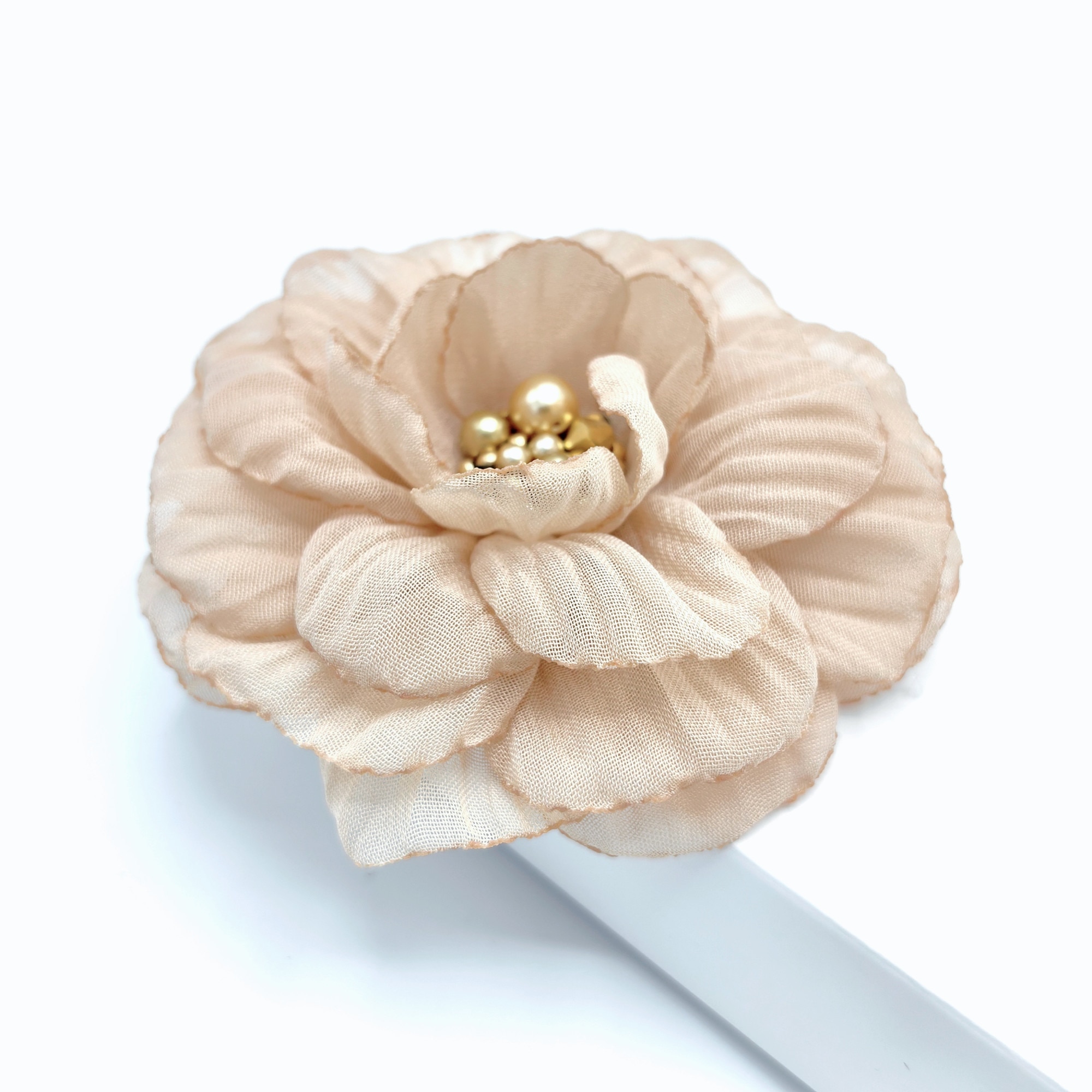 Brosa eleganta floare, Corizmi, Ema, voal bej, 8.5 cm, mijloc auriu cu ...