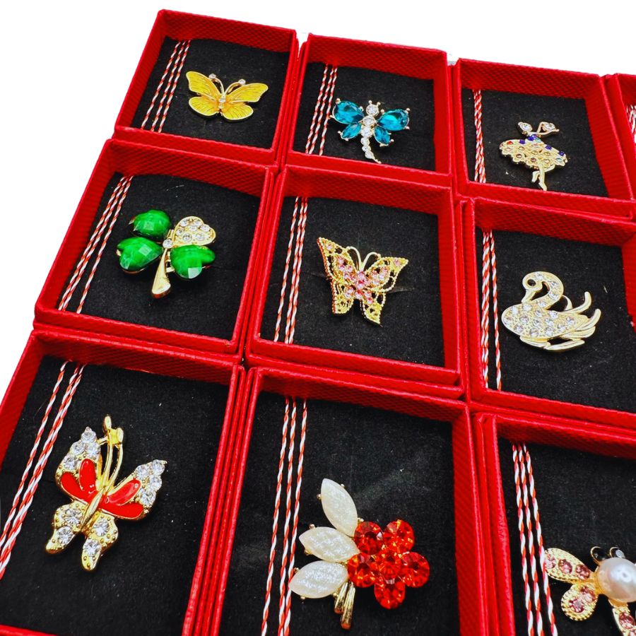 Set 12 martisoare tip brose zodia capricorn NM - 10 cutie si snur ...