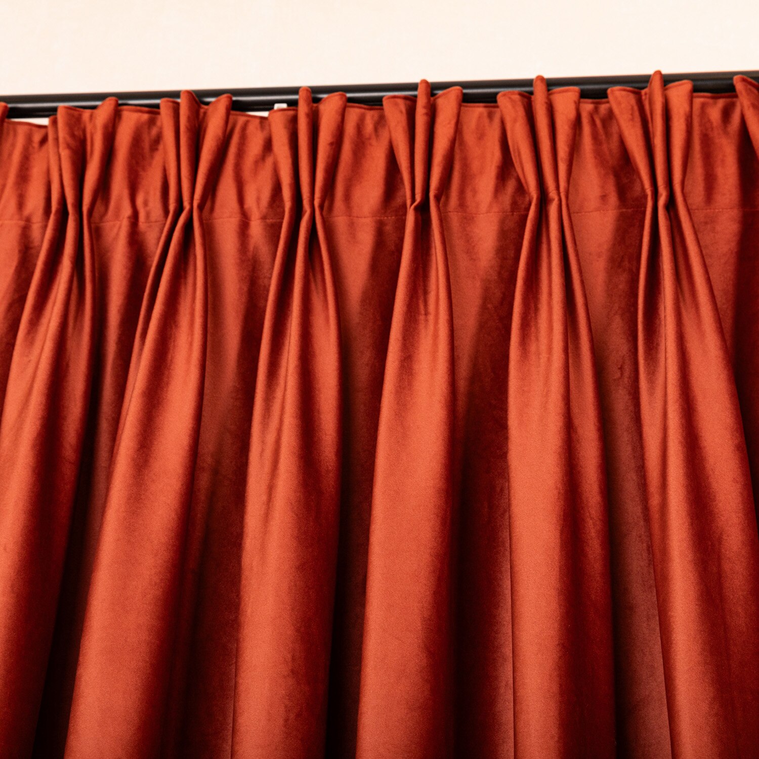 Set 2 draperii pentru sina sau galerie de 140cm cu inaltimea 245cm, Hiko COMFY catifea caramizie ...