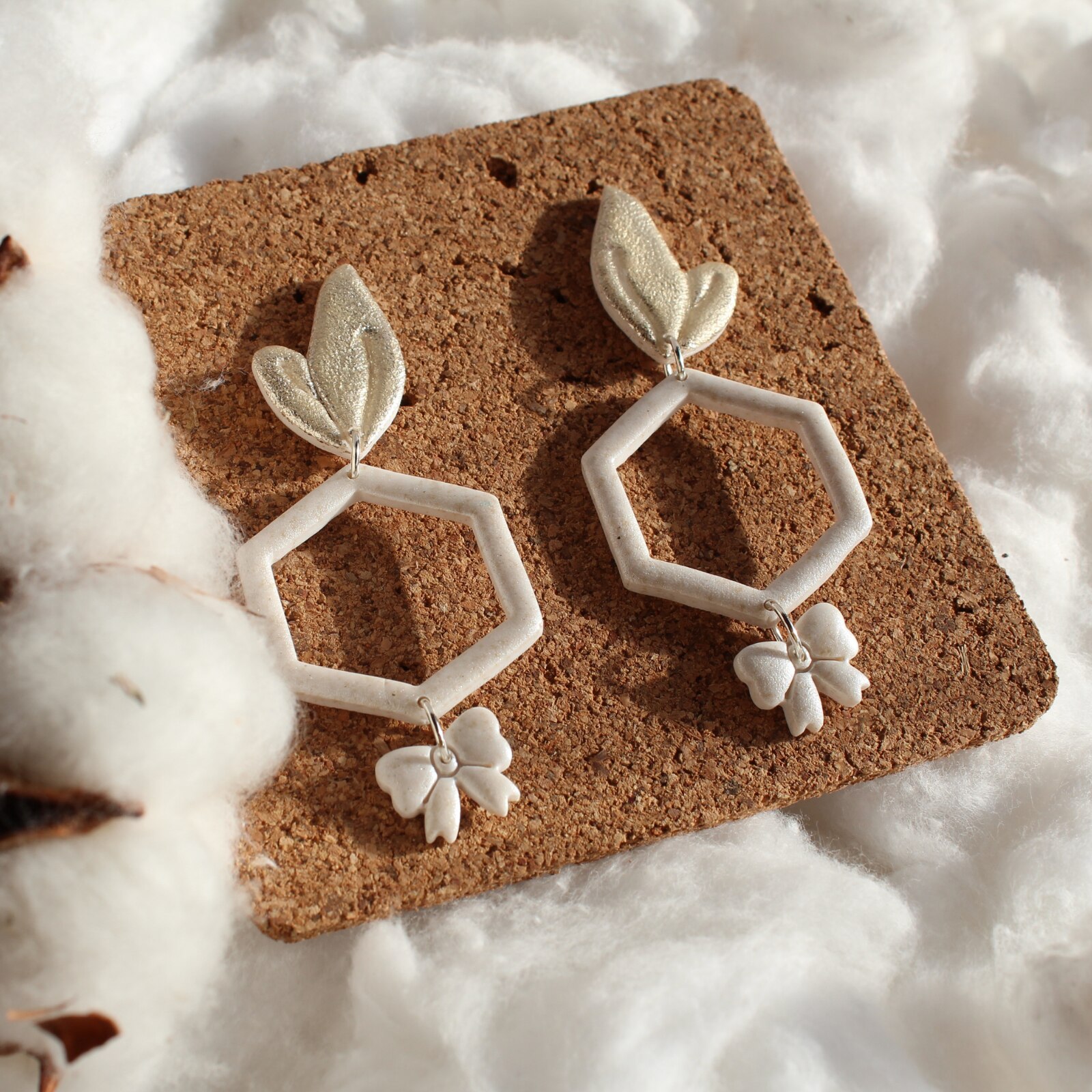 Cercei Handmade 'Crinis - Hexagon cu fundita', Lut Polimeric, Alb, Pin ...