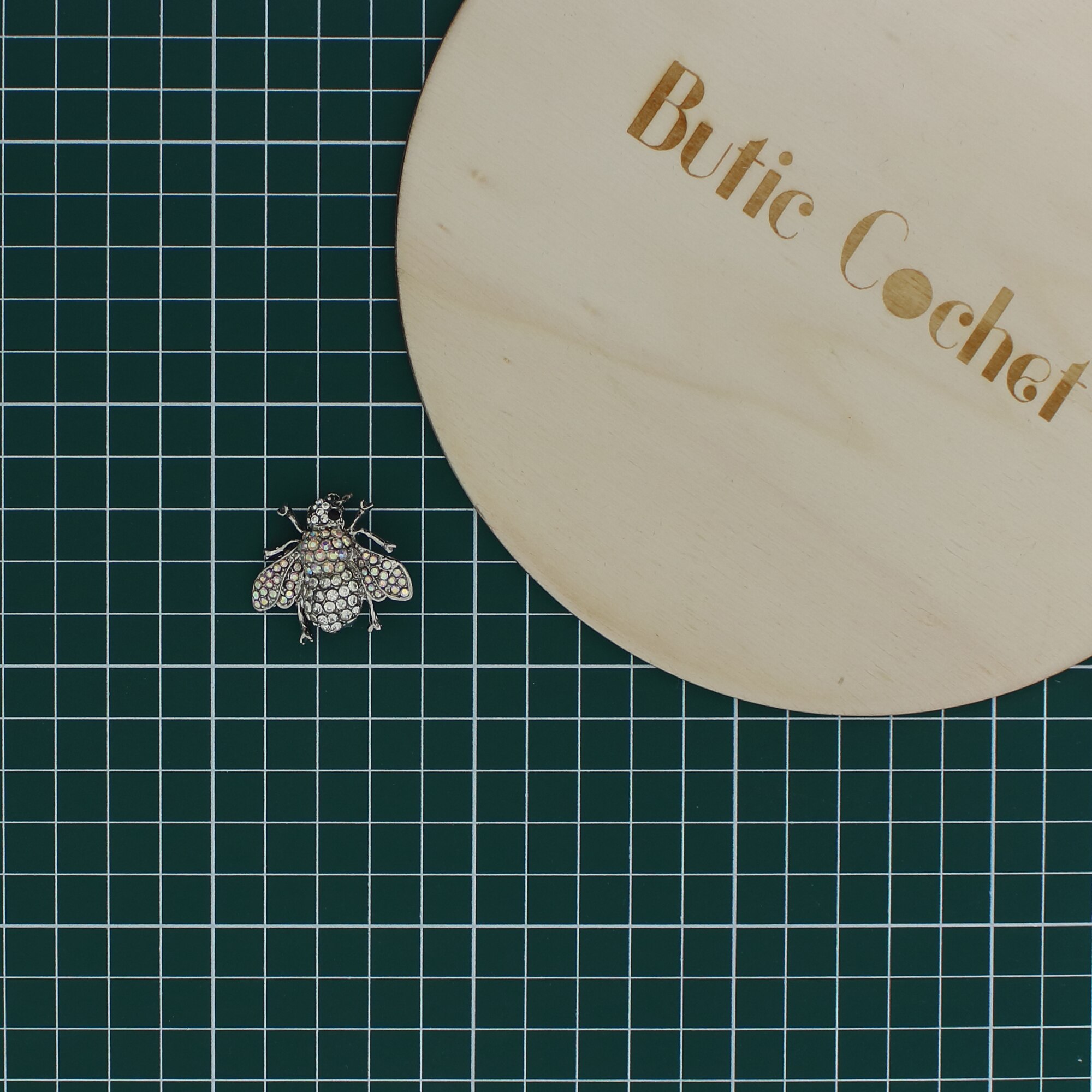 Brosa, din metal, Buticcochet, 3 cm, model Albina cu strasuri, Argintiu ...