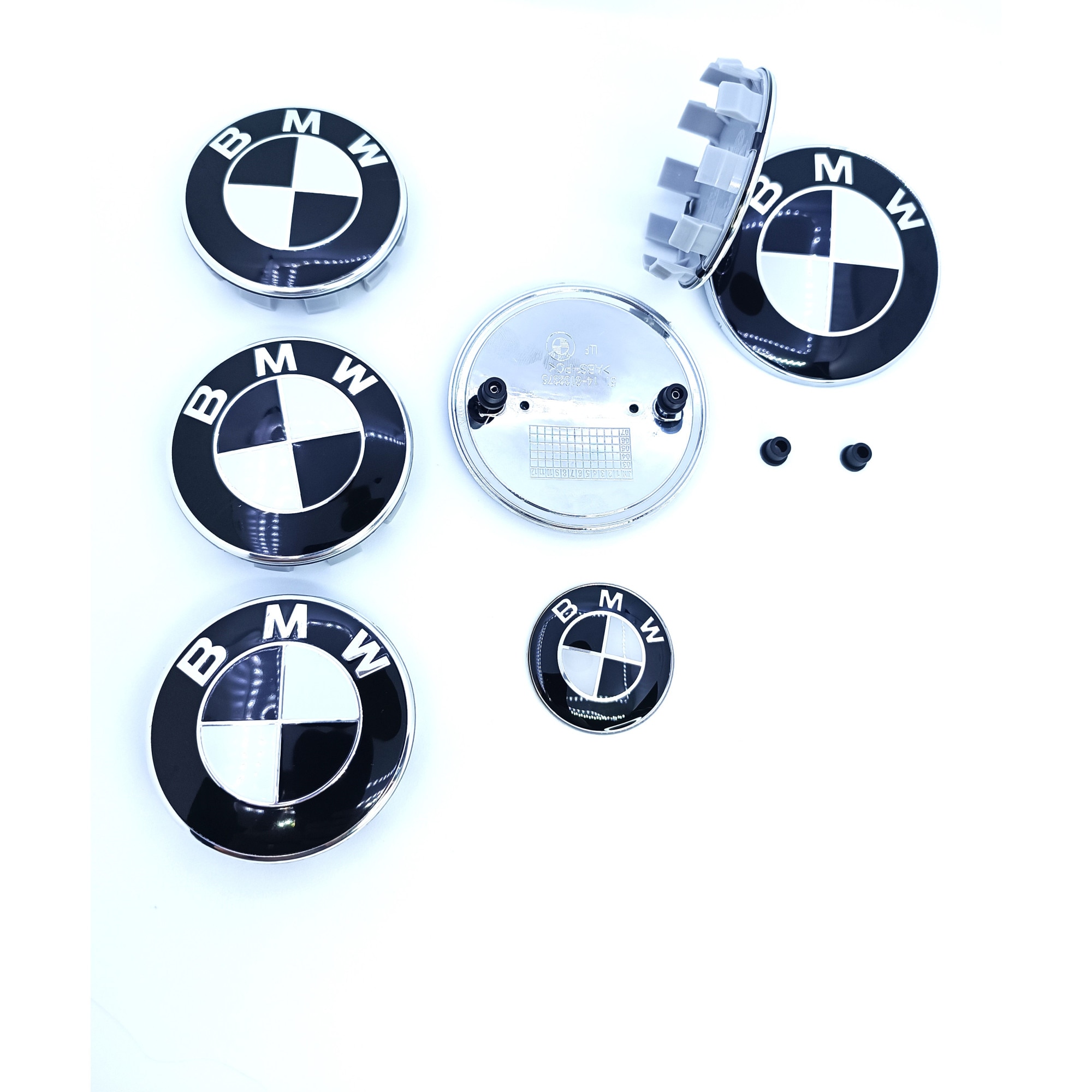 Set embleme compatibile BMW 7 piese + 4 bucse pentru pini embleme, culoare alb-negru, capota ...