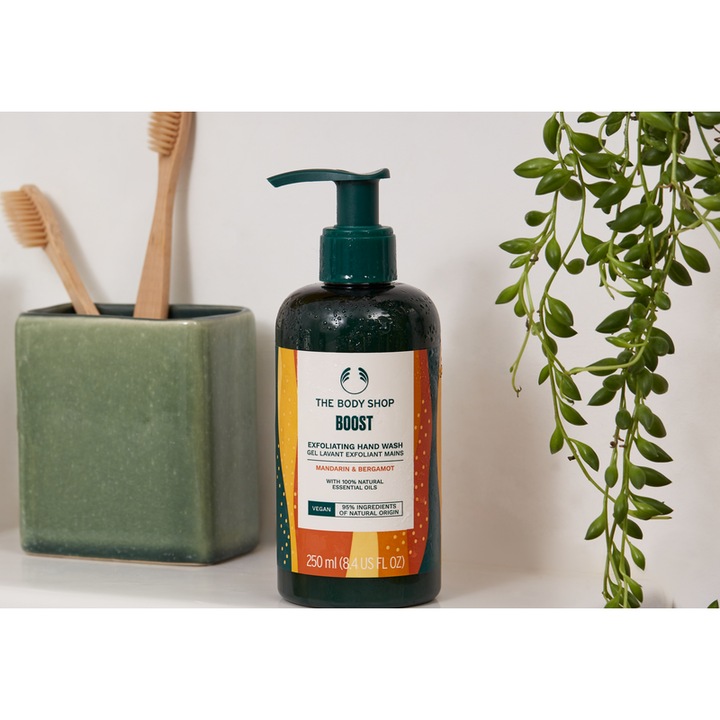 Gel pentru exfolierea si spalarea mainilor Boost, The Body Shop, 250 ml ...