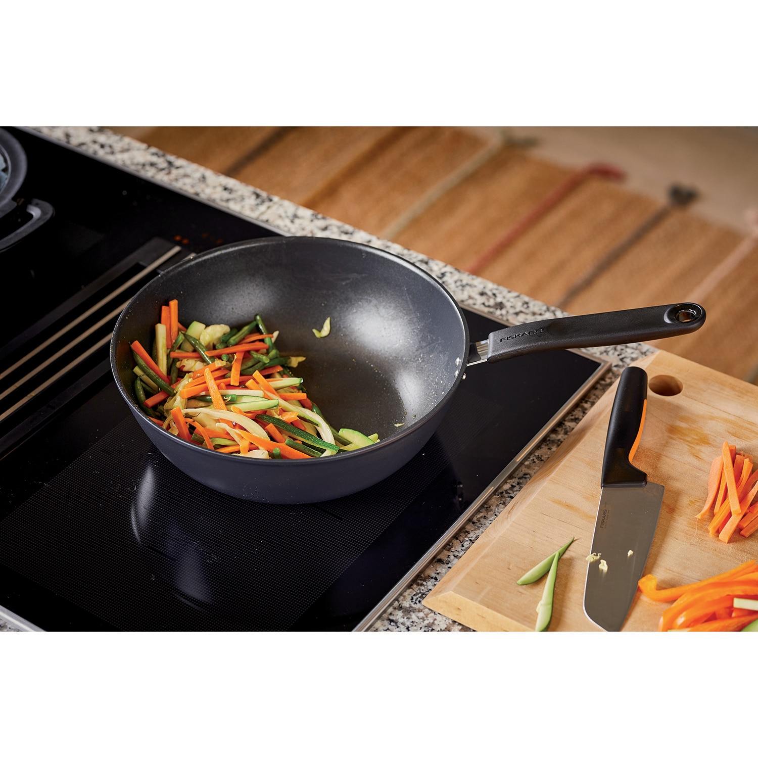 Tigaie wok antiaderenta Fiskars Functional Form, aluminiu, 28 cm - eMAG.ro