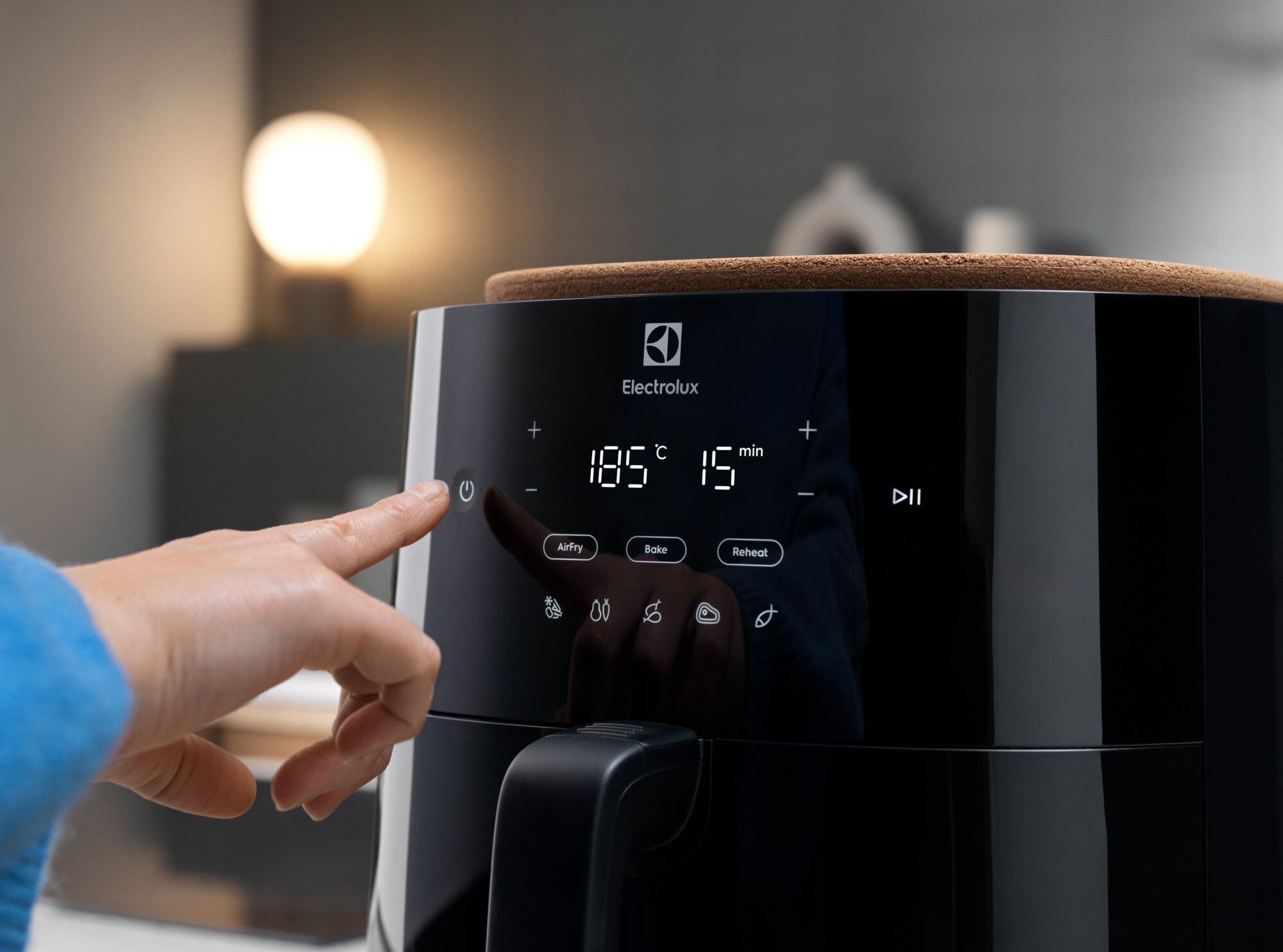 Friteuza cu aer cald Electrolux 700 XXL EAF7B, 1800 W, capacitate 6.8L, 2,3 kg cartofi prajiti ...