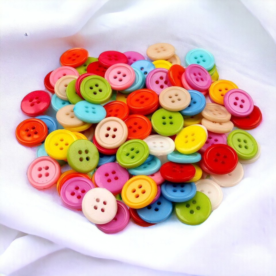 Set 100 nasturi plastic cu 4 gauri Crisalida, diametru 15 mm, marimea ...