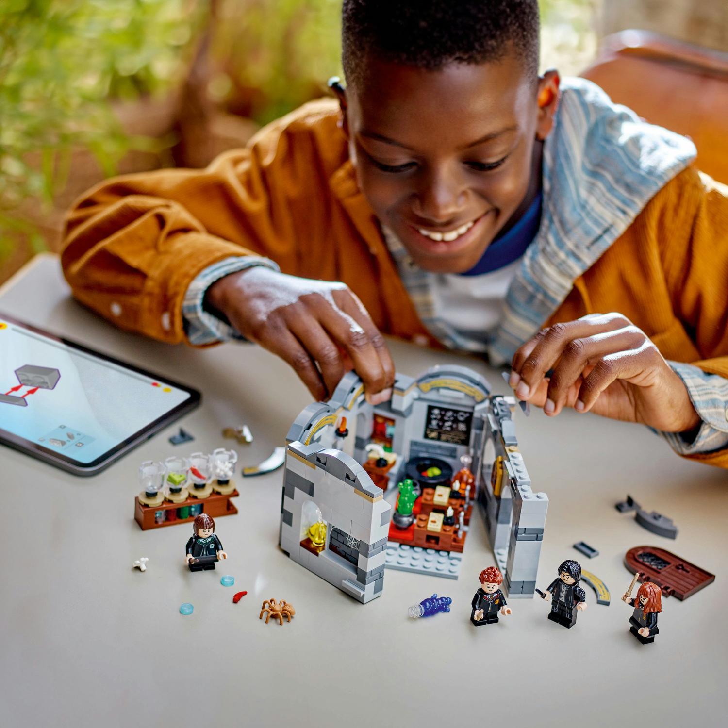 LEGO® Harry Potter™ - Castelul Hogwarts™: Lectia de potiuni 76431, 397 ...