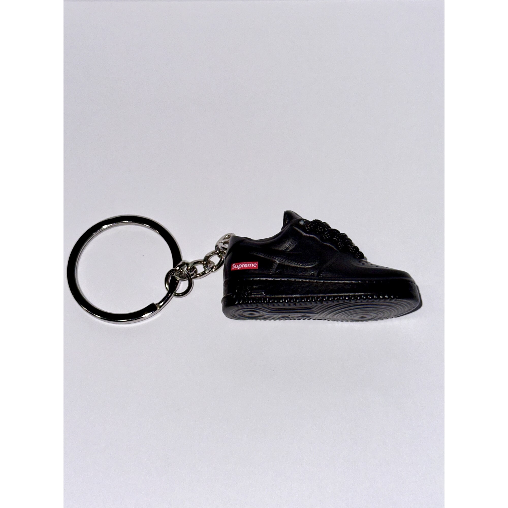 Breloc pentru chei, Nike x Supreme Air Force 1 Low, Negru-Rosu - eMAG.ro