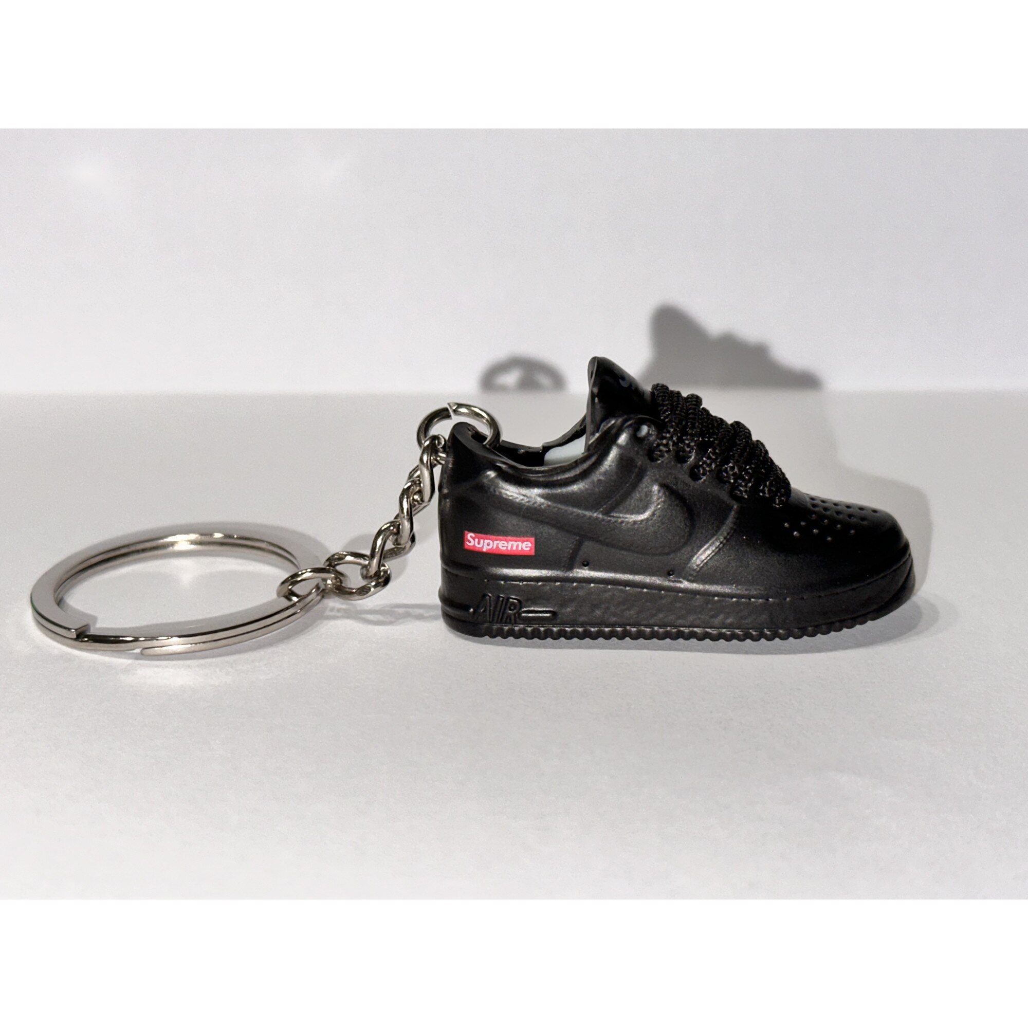 Breloc pentru chei, Nike x Supreme Air Force 1 Low, Negru-Rosu - eMAG.ro