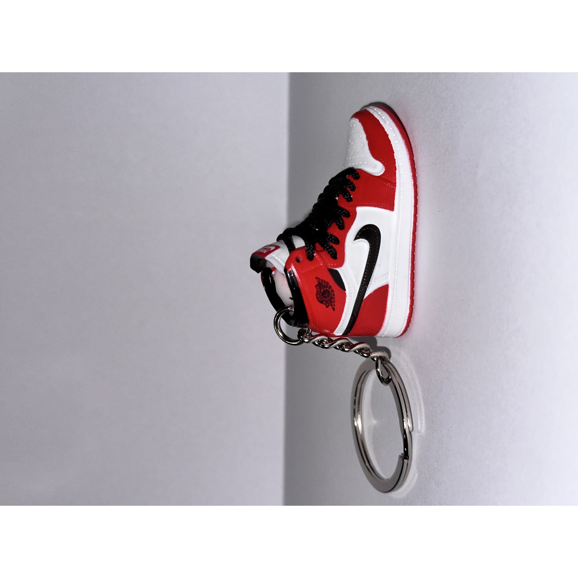 Breloc pentru chei, Nike Jordan 1 High, Alb-Rosu-Negru - eMAG.ro