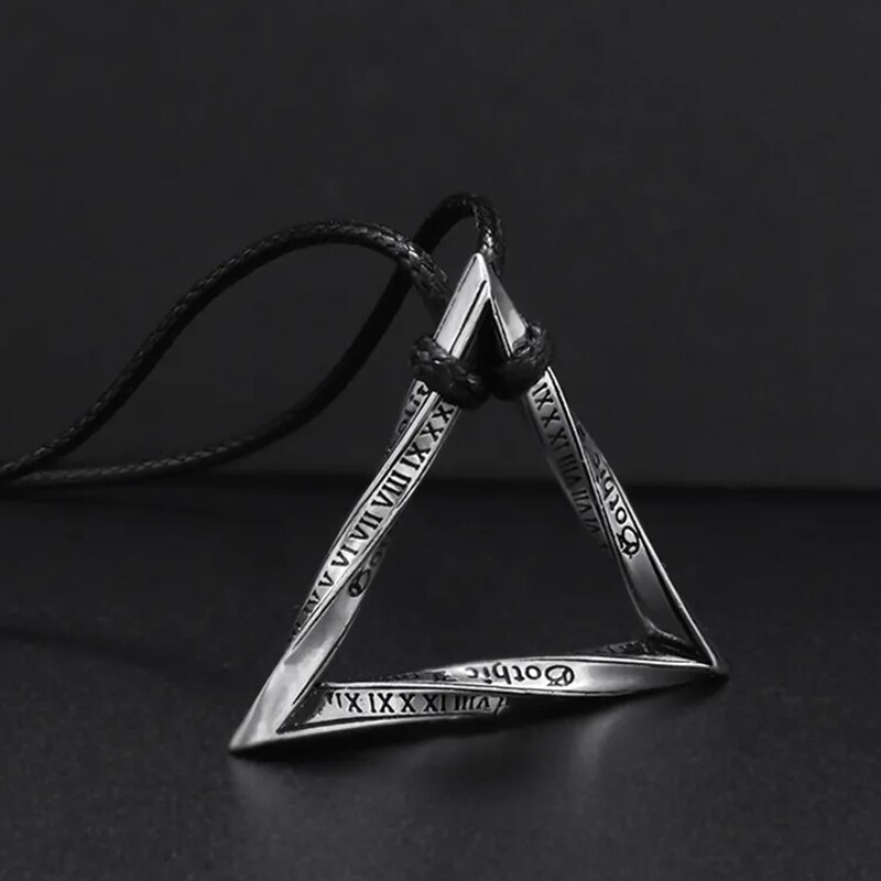 Lant cu pandantiv geometric triunghi, model cu numere romane, tematica ...