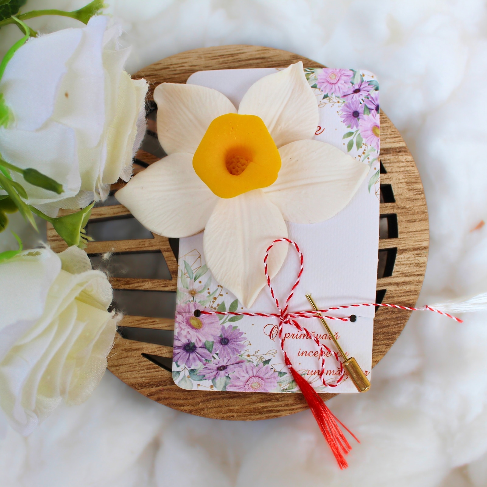 Martisor - Brosa Handmade 'Crinis - Pin Narcisa', Lut Polimeric, Alb ...