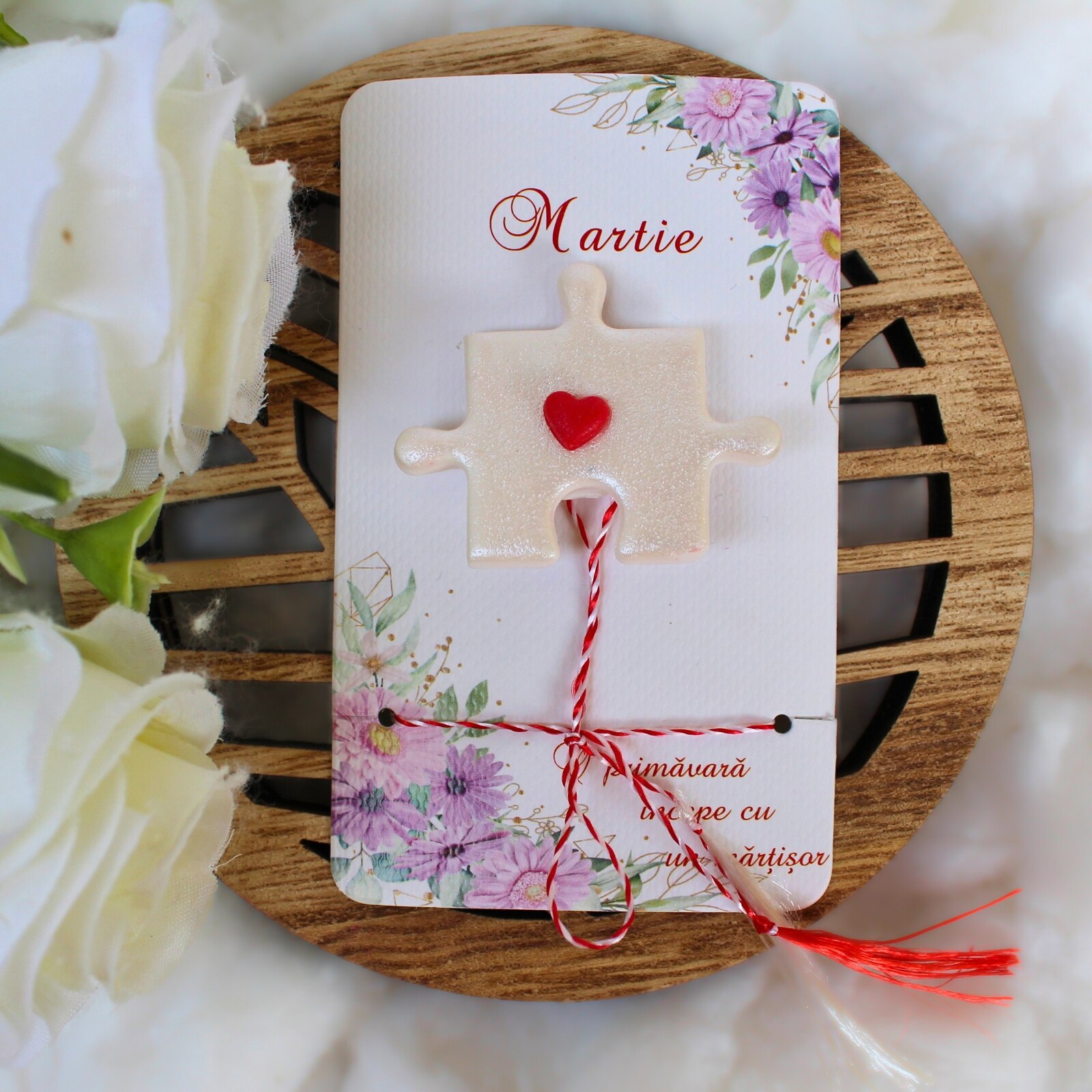 Martisor - Brosa Handmade 'Crinis - Piesa de Puzzle', Lut Polimeric ...