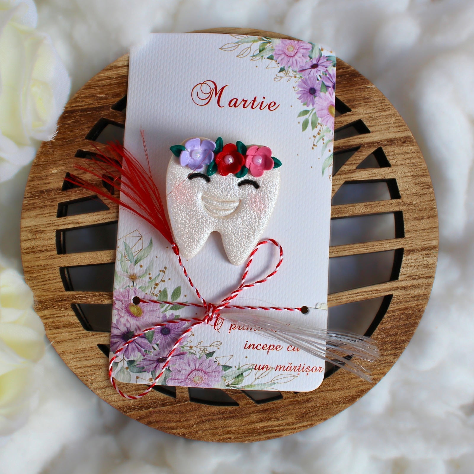 Martisor - Brosa Handmade 'Crinis - Maseluta', Lut Polimeric, Alb - eMAG.ro