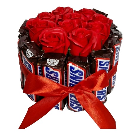 Cadou Mini din Snickers cu trandafiri rosii din sapun, 600g - eMAG.ro