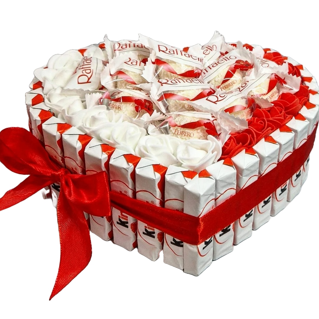 Inima de Martisor cu Raffaello Si Trandafiri din spuma, 1 kg - eMAG.ro