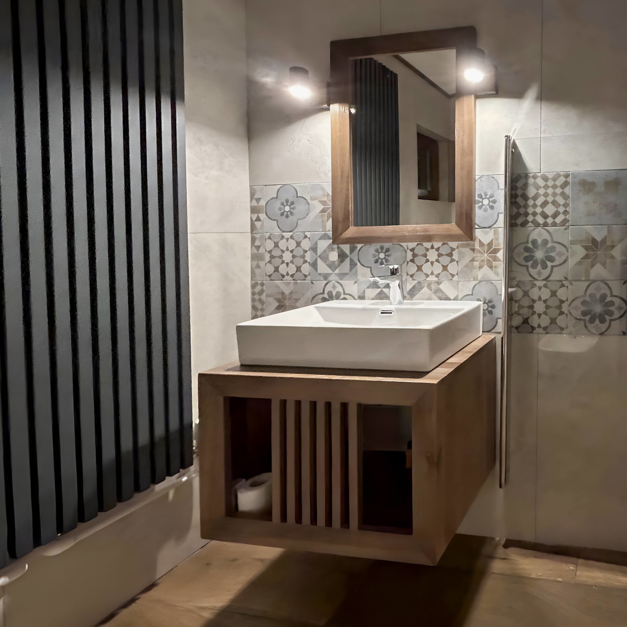 Set mobilier de baie din lemn masiv cu riflaj frontal, format din 2 ...