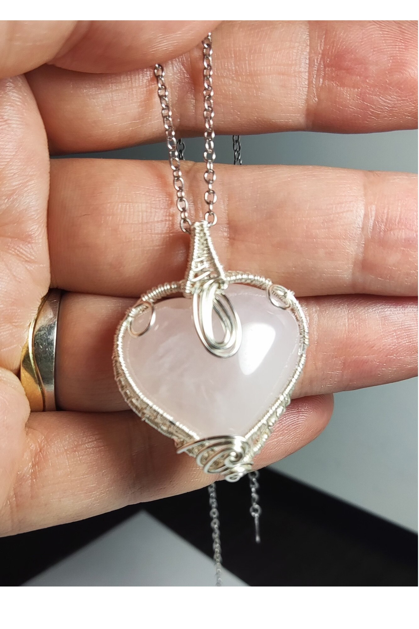 Pandantiv cu inimioara de Cuartz roz, fir metalic argintiu, Roz, 4 cm ...