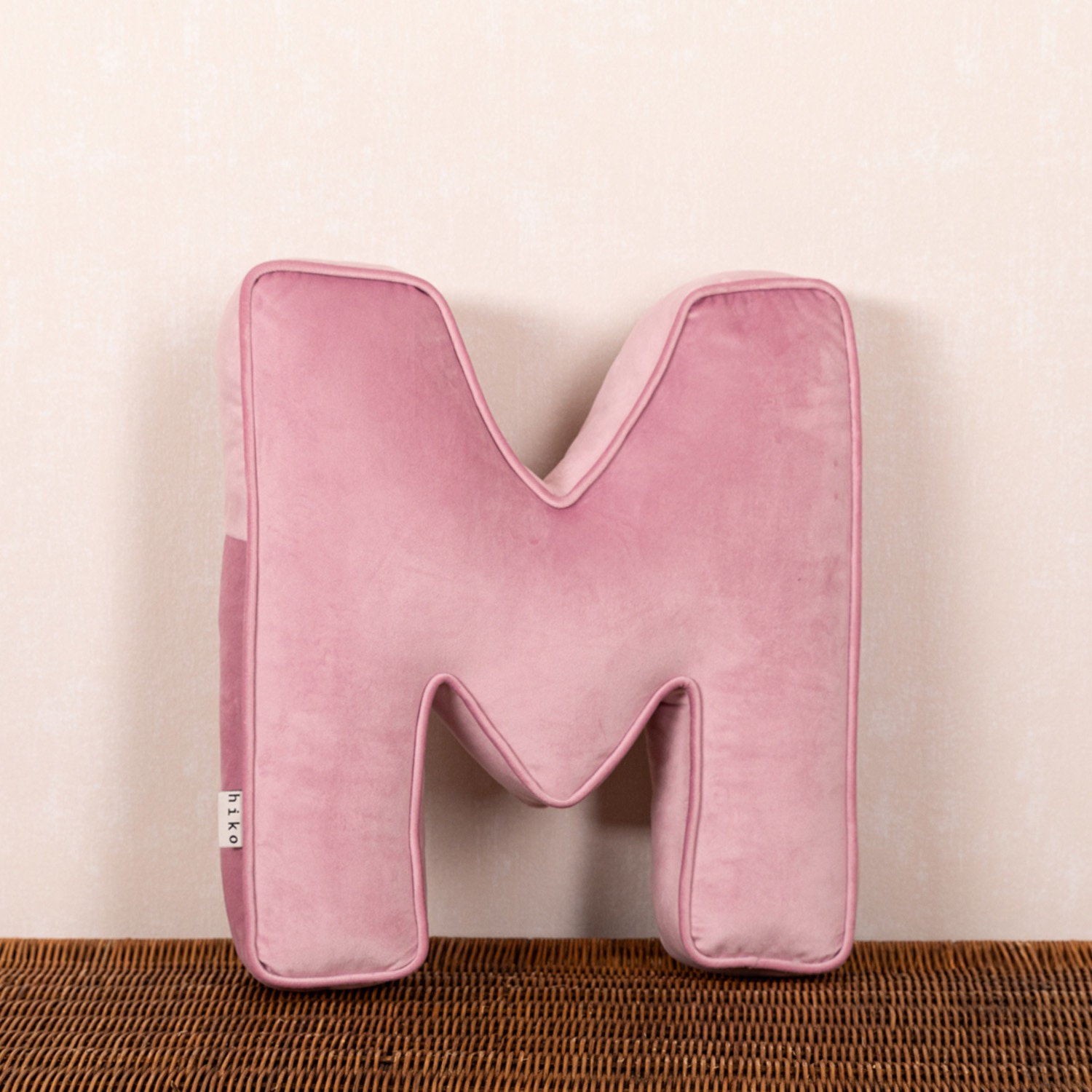 Perna XL, 42cm, Hiko Name litera M din catifea pink, cu vipusca - eMAG.ro