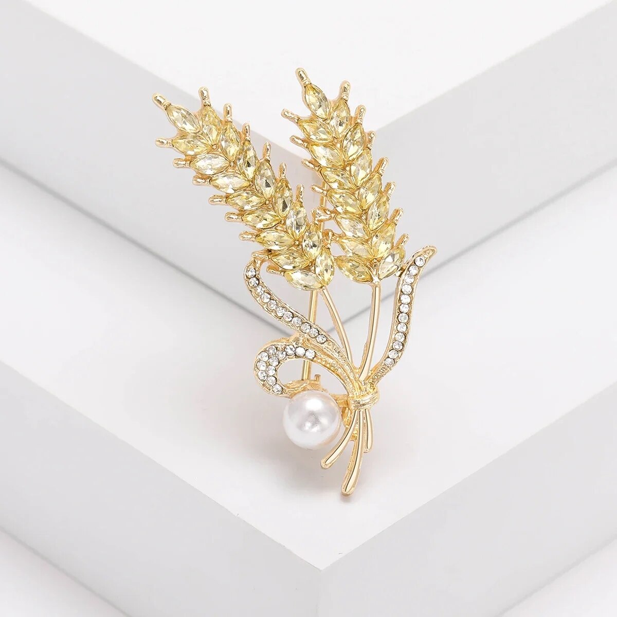 Brosa aurie, in forma de spic de grau, decorata cu pietre si perla ...