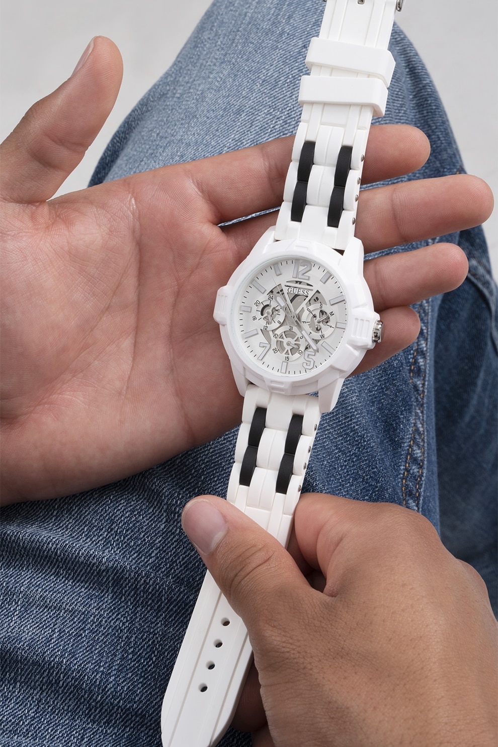 Guess, Ceas analog cu detaliu logo, Alb, Negru - eMAG.ro