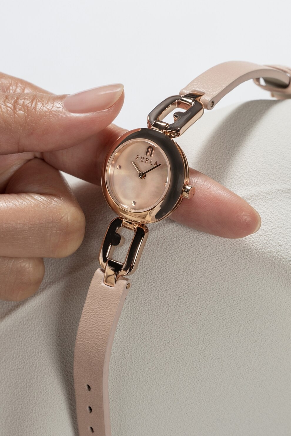 Furla, Ceas analog cu o curea de piele Arco Chain, Auriu rose - eMAG.ro
