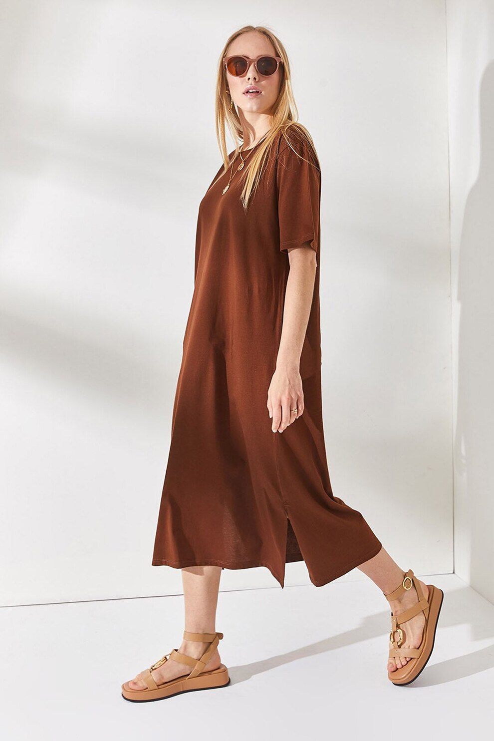 Olalook, Rochie-tricou maxi cu croiala lejera si slit lateral, Maro, S ...