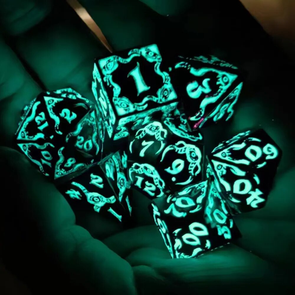 Set de 7 Zaruri Metalice, verde, Standard DnD, Lumineaza in Intuneric ...